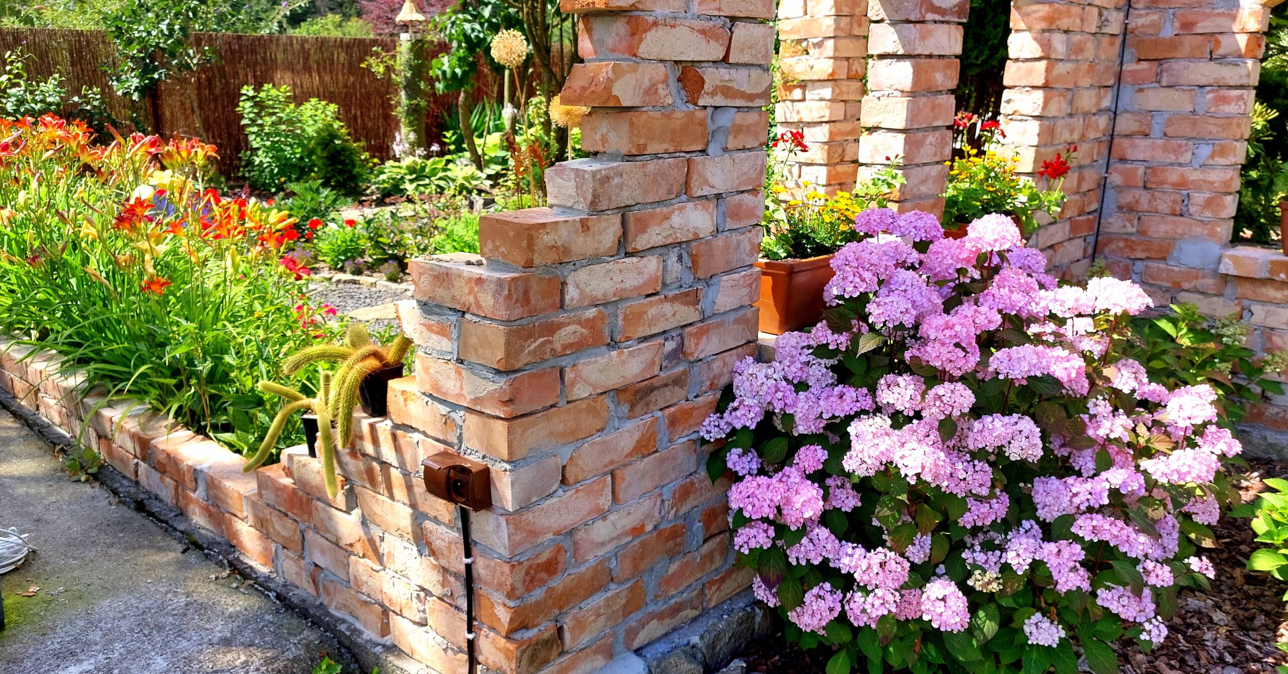 Murek w ogrodzie z cegły z rozbiórki – Ogrody od kuchni